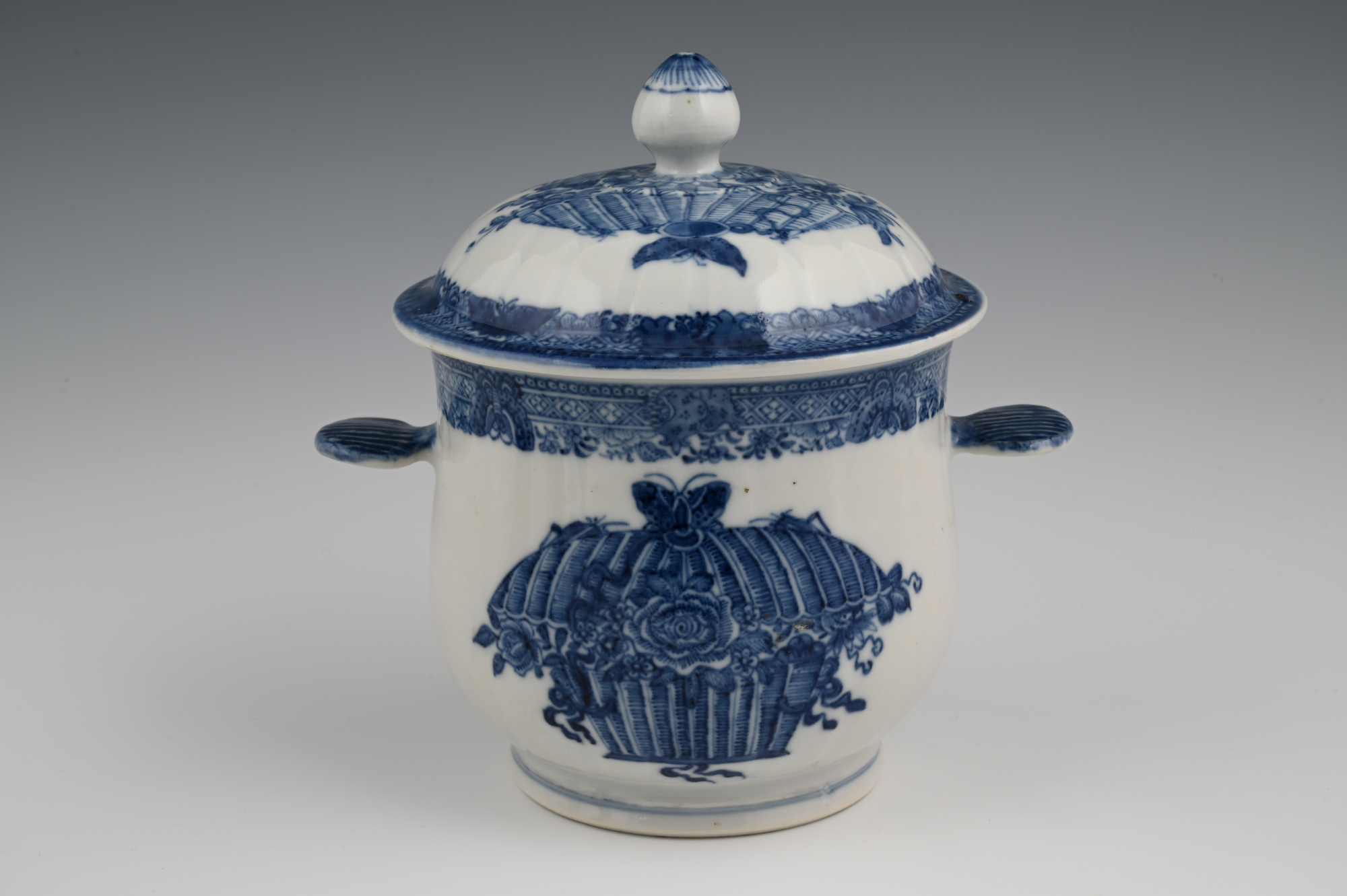 A Chinese porcelain sugar candy pot with cover | Limburg