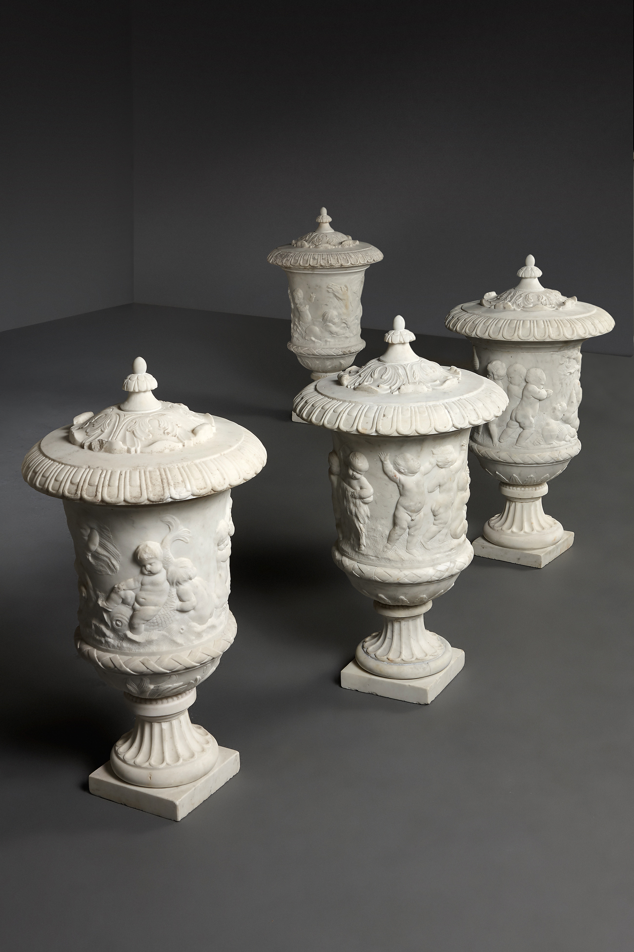 Four Dutch Louis XIV sculptural marble vases | Kollenburg Antiquairs