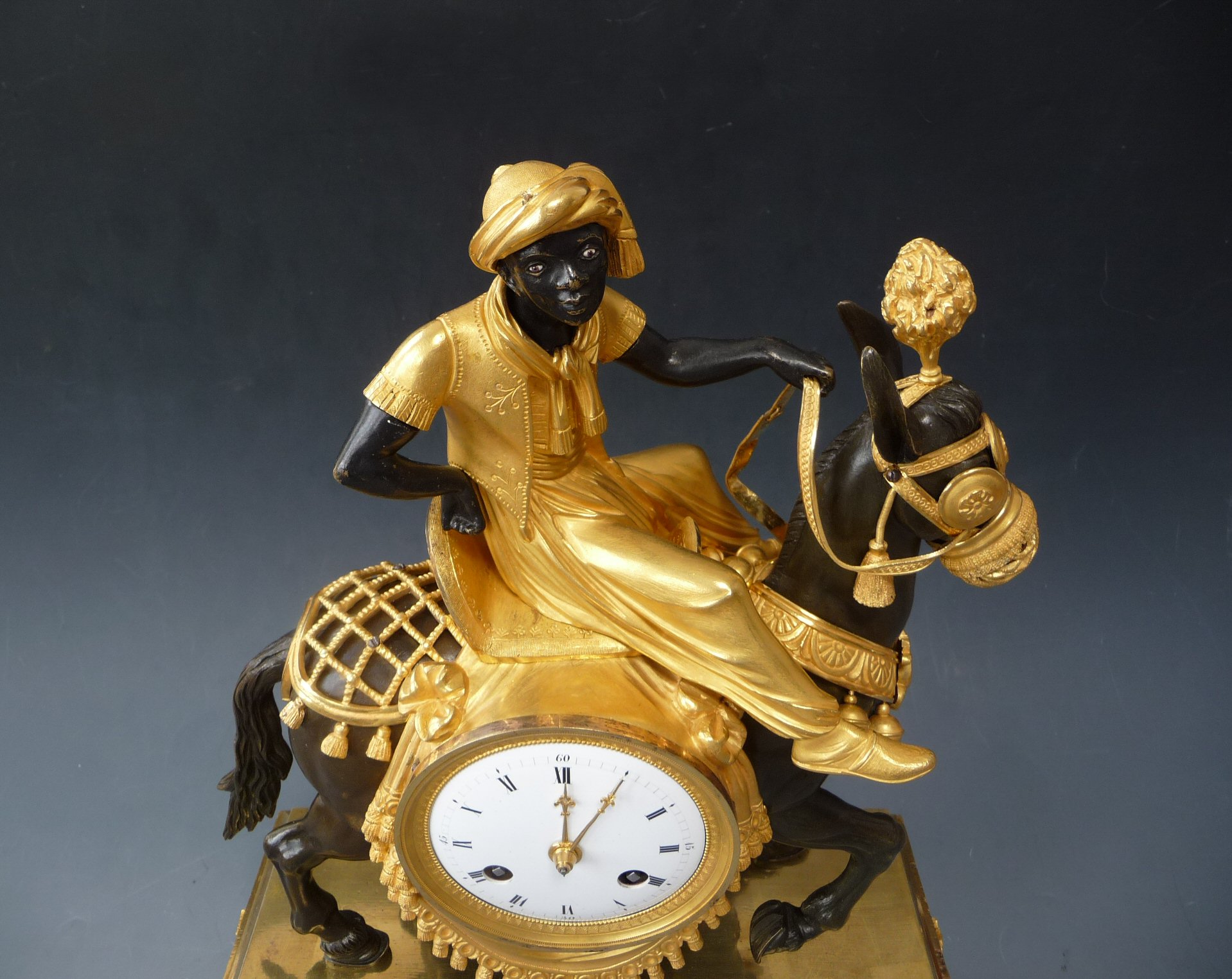 Prachtig vuurvergulde en gepatineerde sculptuur pendule, Arabier met ...