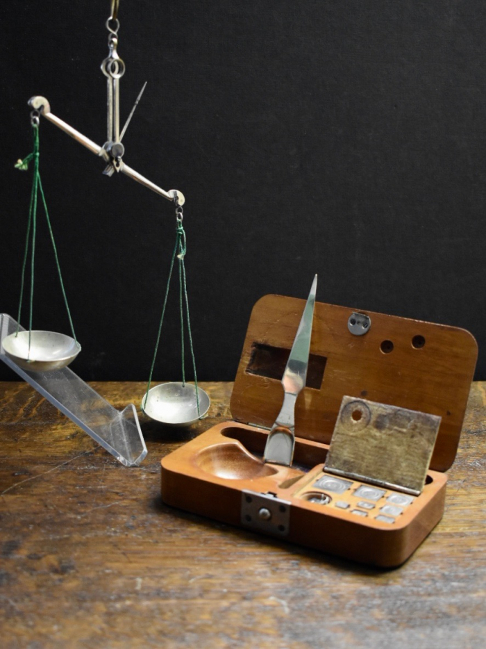 Manual Pocket Diamond / Carat Weighing Scale in Mahogany Box. SOLD | Hart