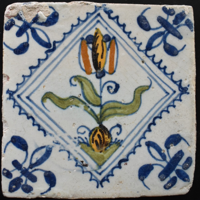 Antieke 17e Eeuwse Polychrome Delftse Tegel. Tulp | Hart