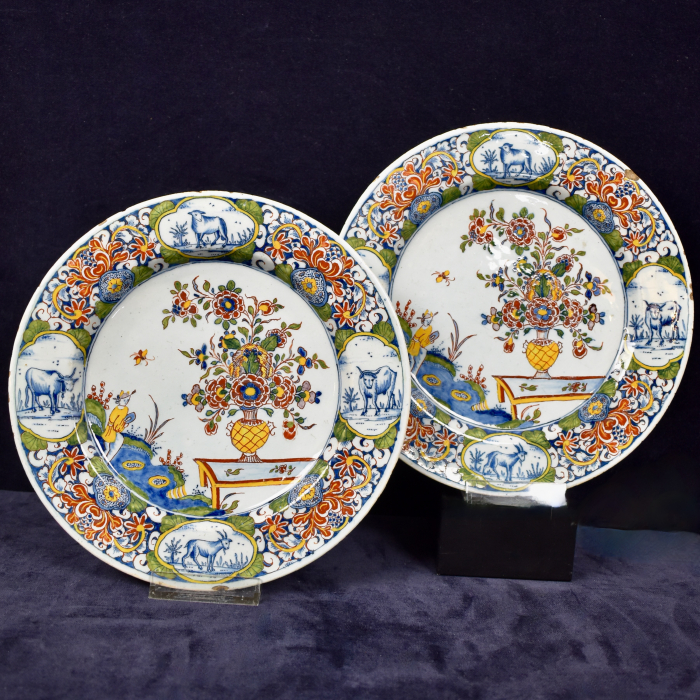 Twee Antieke 18e Eeuwse Mixed Technique Polychrome Delftse Borden | Hart