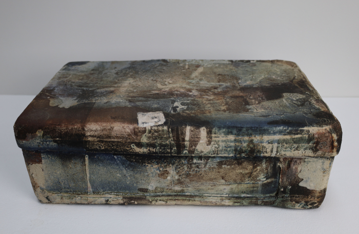 Kees van Renssen, keramiek sculptuur, 'Koffer', ter nagedachtenis aan ...